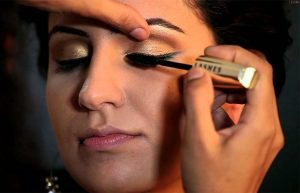 Bollywood Actresses In Retro Look