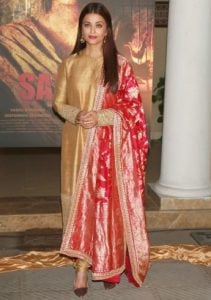 Aishwarya Rai Sizzles In A Sabyasachi Dress At The Sarabjit Poster Launch