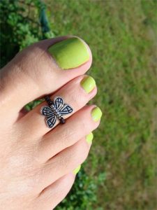 25 Pairs Of Toe Rings That Feel Effortlessly Chic